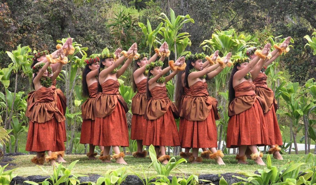 Hula Kahiko at Volcano Art Center : Big Island Now