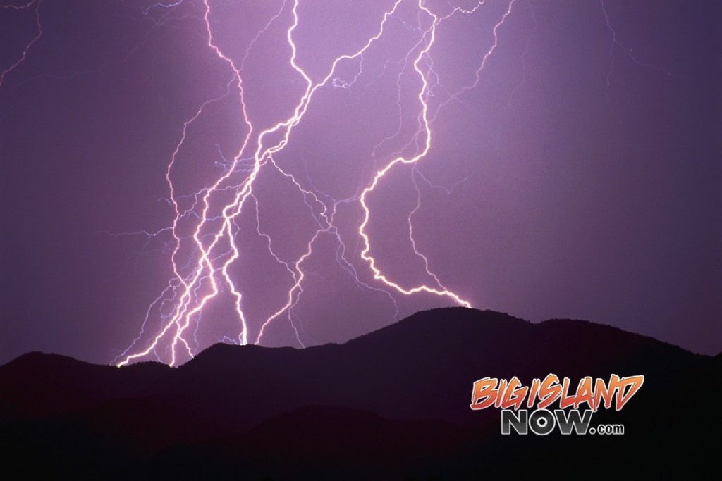 Strong Thunderstorms Moving Across E. Hawaii : Big Island Now