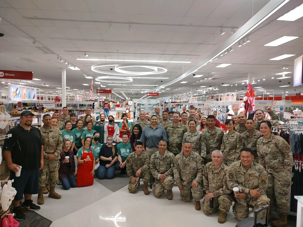 ‘Heroes and Helpers’ bring holiday joy — and gifts — to keiki in need : Big Island Now