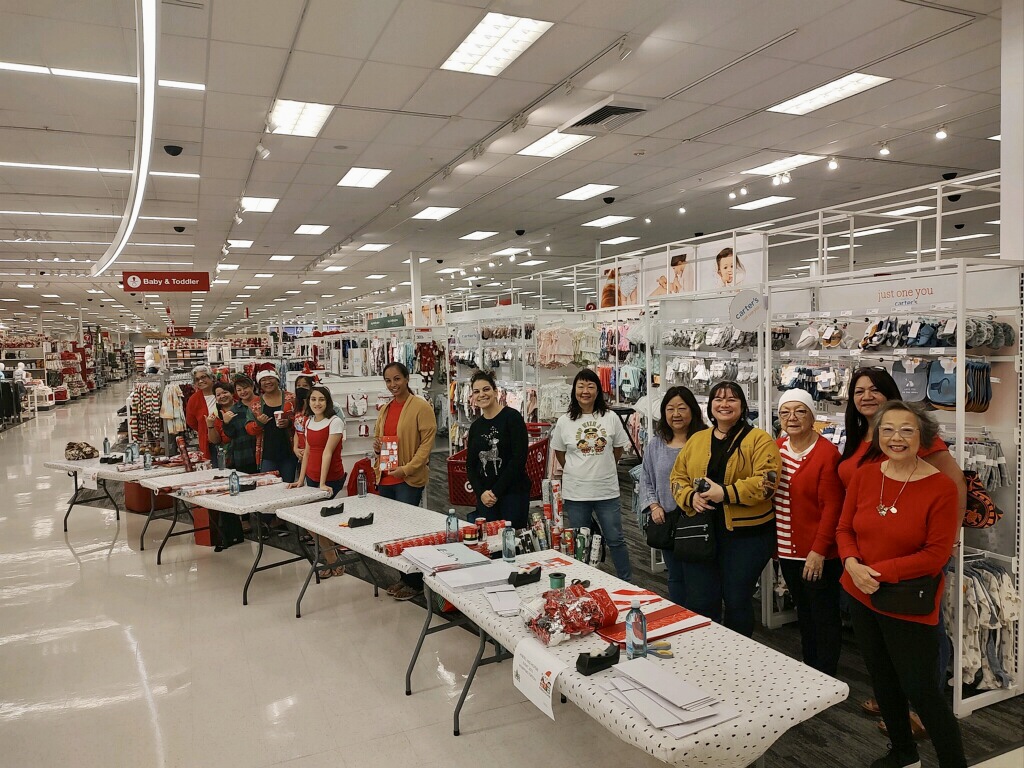 ‘Heroes and Helpers’ bring holiday joy — and gifts — to keiki in need : Big Island Now