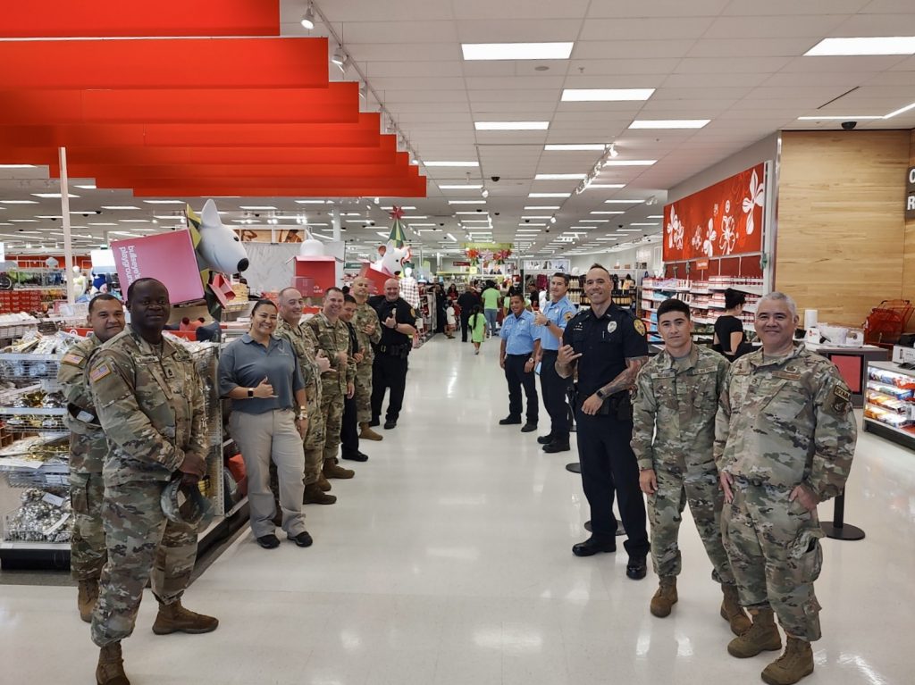 ‘Heroes and Helpers’ bring holiday joy — and gifts — to keiki in need : Big Island Now