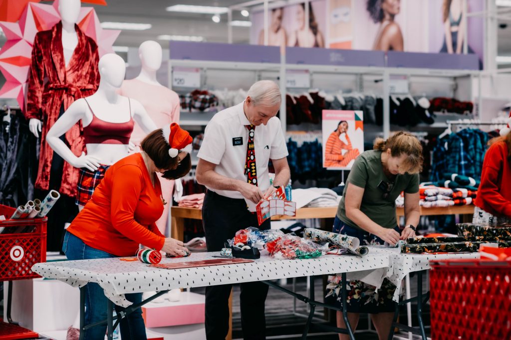 ‘Heroes and Helpers’ bring holiday joy — and gifts — to keiki in need : Big Island Now