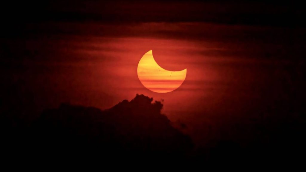 ‘Absolutely breathtaking’: Big Islanders awed by partial solar eclipse ...
